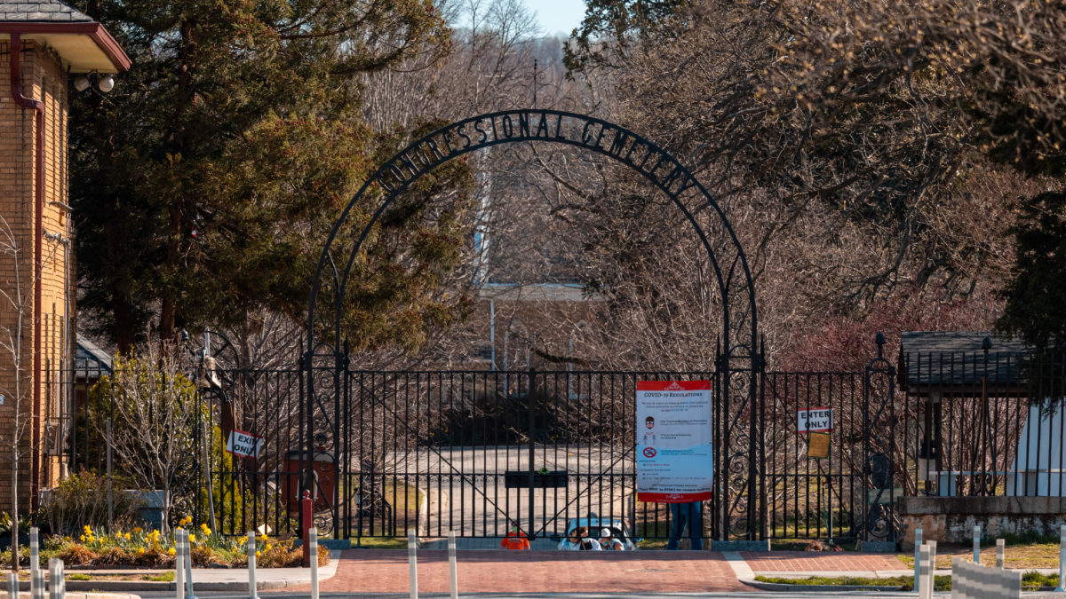 Visiting Congressional Cemetery in Washington DC (Photos)